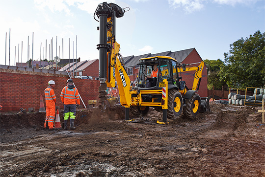 Новый JCB Pilingmaster: от экскаватора-погрузчика к буровой установке